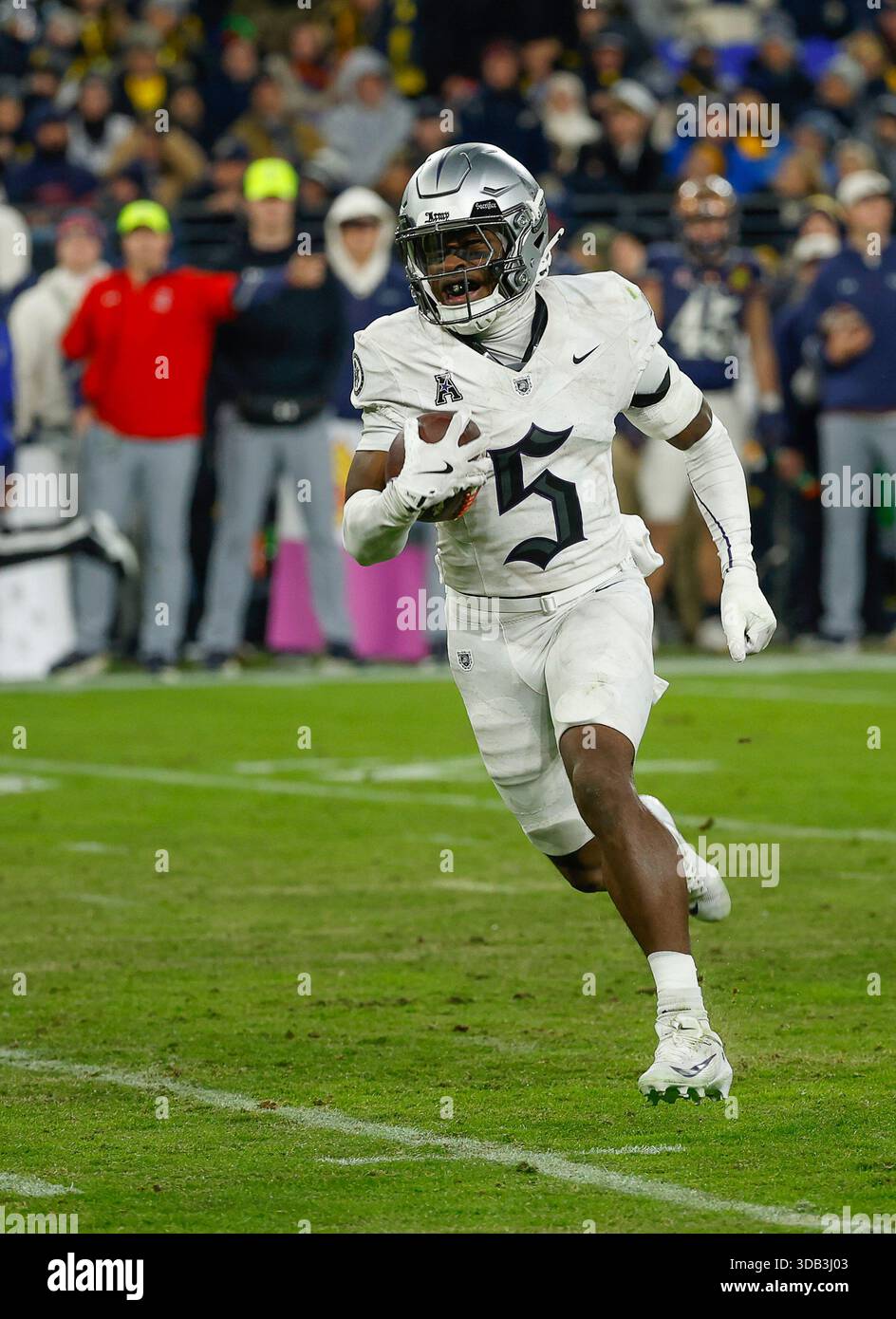 December 13, 2025: Army Black Knights CB #5 Justin Weaver tries to ...