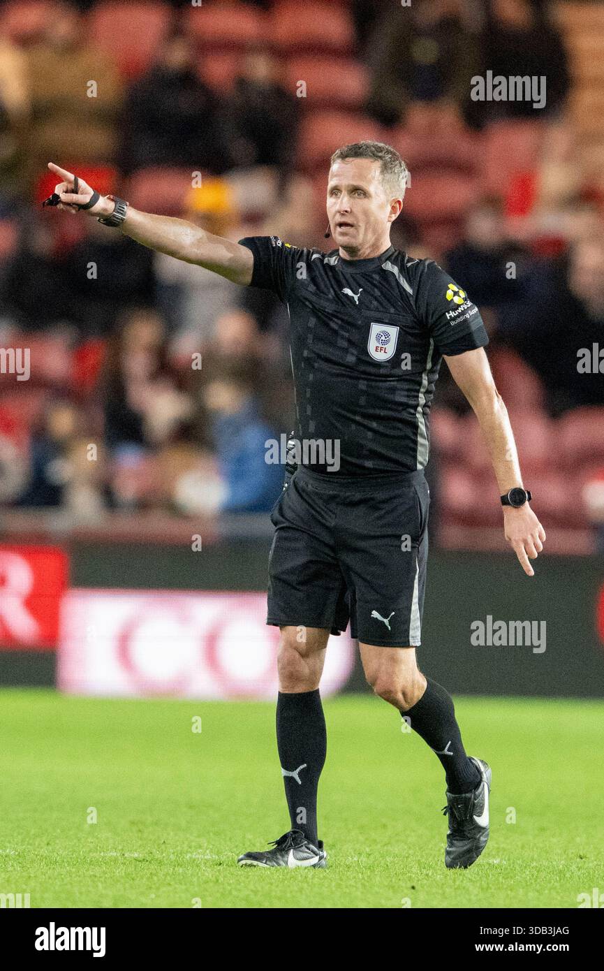 Referee David Webb during the Sky Bet Championship match between ...