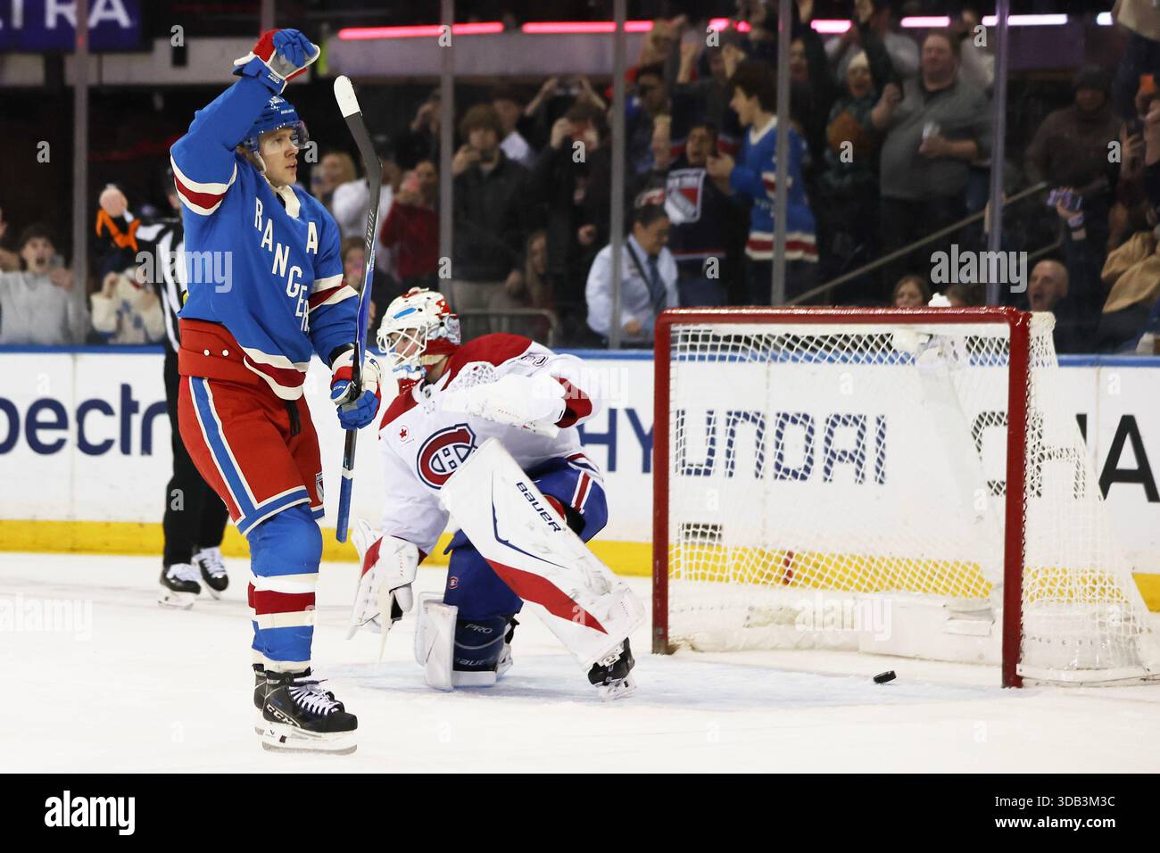 New York Rangers' Artemi Panarin scores off a penalty on Montréal ...