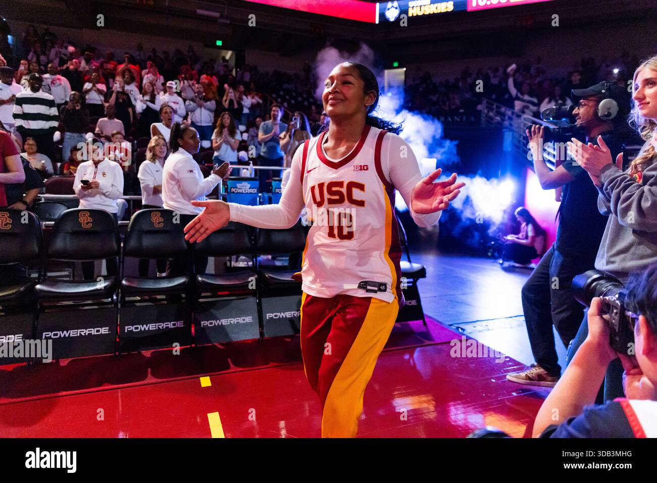 Southern California guard Malia Samuels (10) arrives before of an NCAA ...