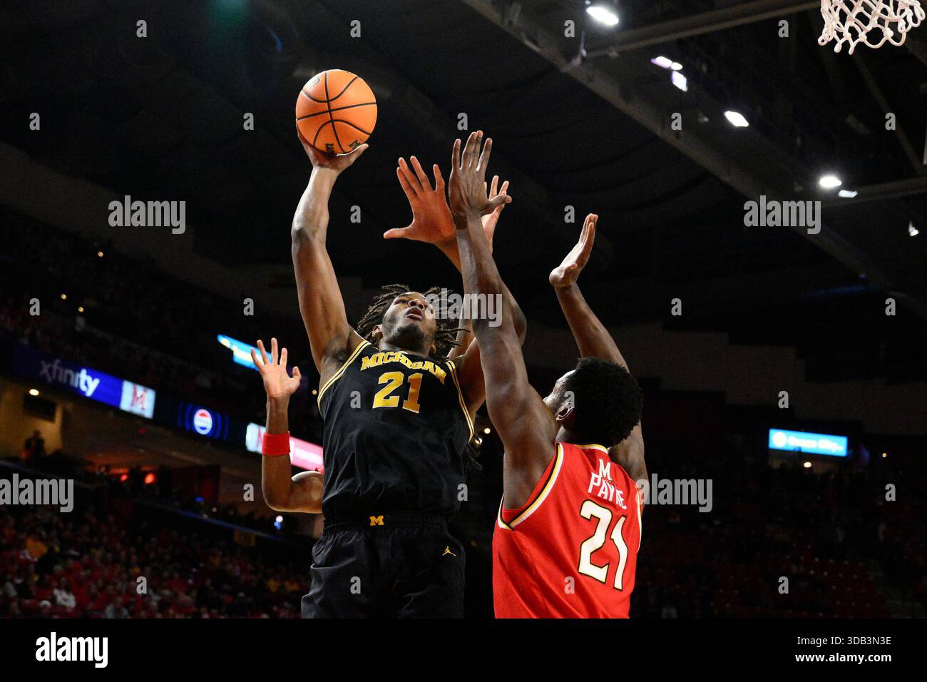 Michigan forward Morez Johnson Jr., left, goes to the basket against ...