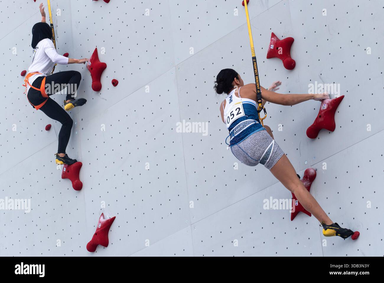 Susan Nurhidayah from Indonesia (L) and Sofielle Prajati Dela Cruz (R) from Philippines compete ...