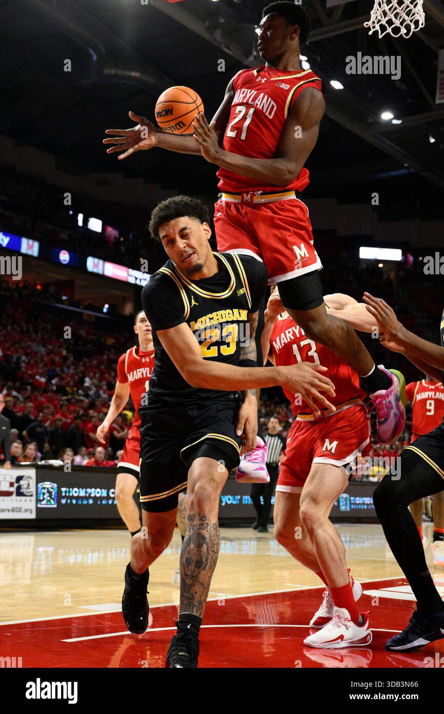 Maryland forward Pharrel Payne (21) and Michigan forward Yaxel ...