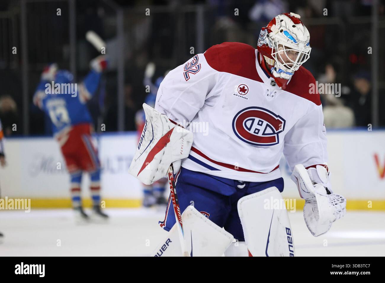 Montréal Canadiens goaltender Jacob Fowler (32) skates off the ice ...
