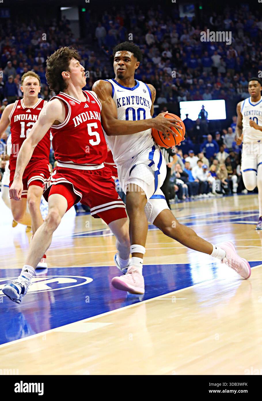 LEXINGTON, KY - DECEMBER 13: Otega Oweh (00) of the Kentucky Wildcats ...