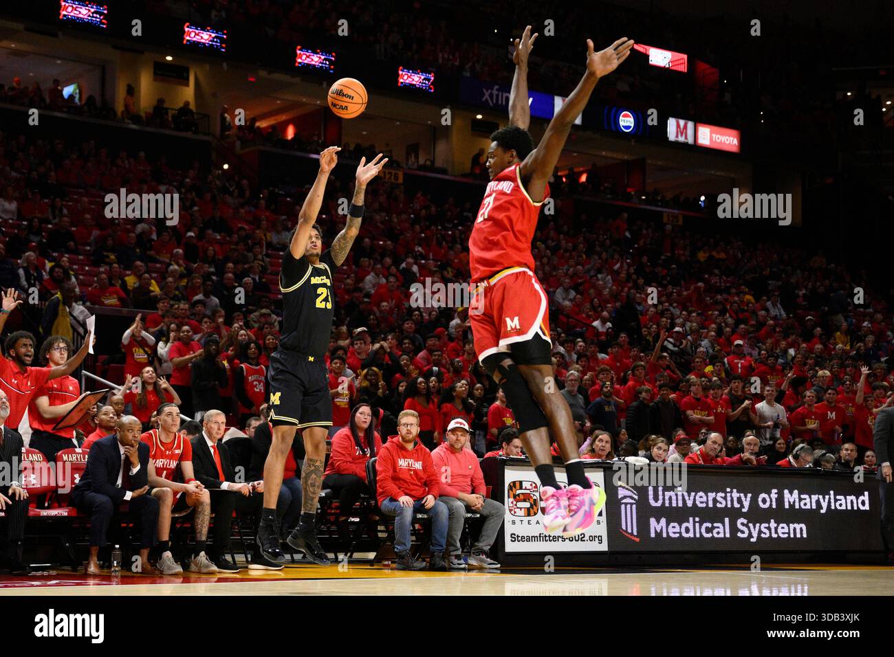 Michigan forward Yaxel Lendeborg, left, shoots against Maryland forward ...