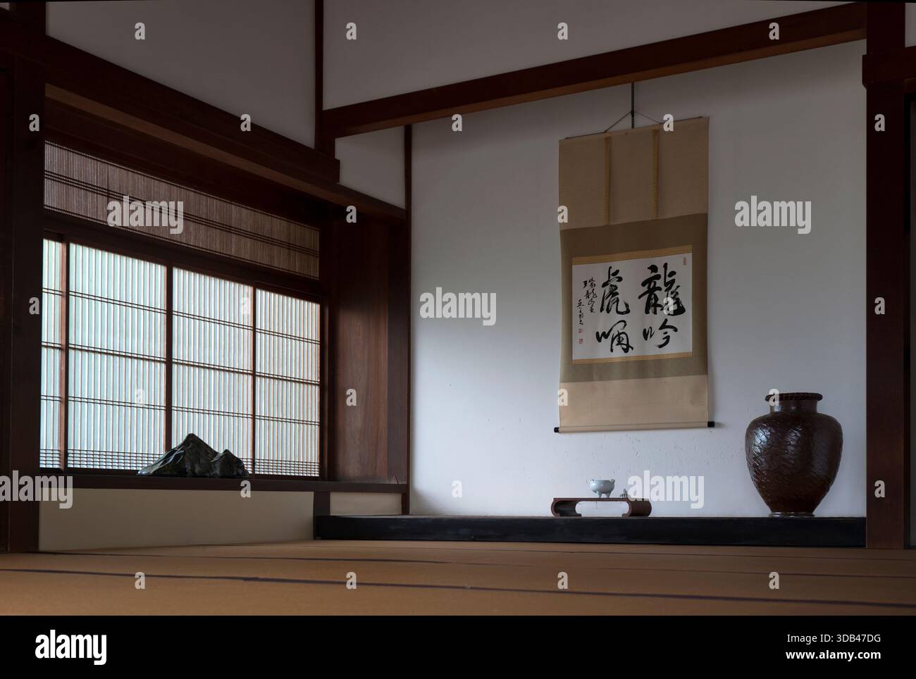 Interior view of Zen Buddhist Nanzenji Temple (南禅寺) tokonoma alcove ...