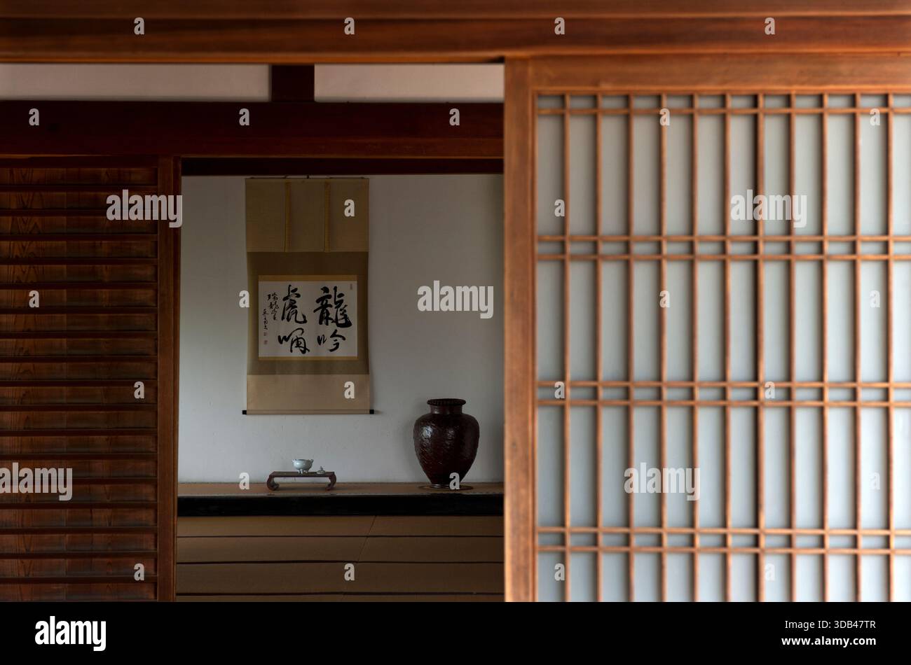 Interior view of Zen Buddhist Nanzenji Temple (南禅寺) tokonoma alcove ...