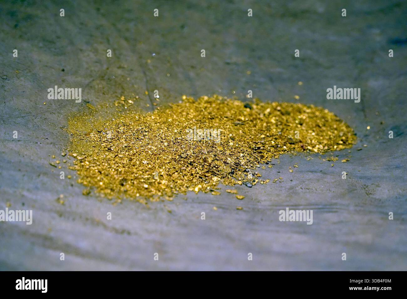 Real gold nugget hi-res stock photography and images - Alamy