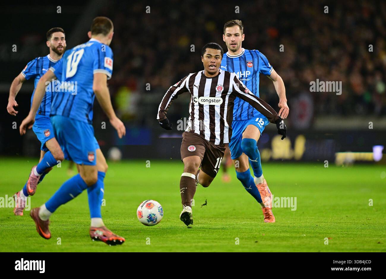 from left Joel Chima Fujita (St. Pauli), Marvin Pieringer Hamburg ...