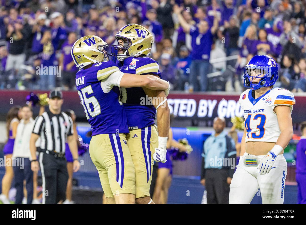 Washington tight end Quentin Moore (88) celebrates after scoring a ...