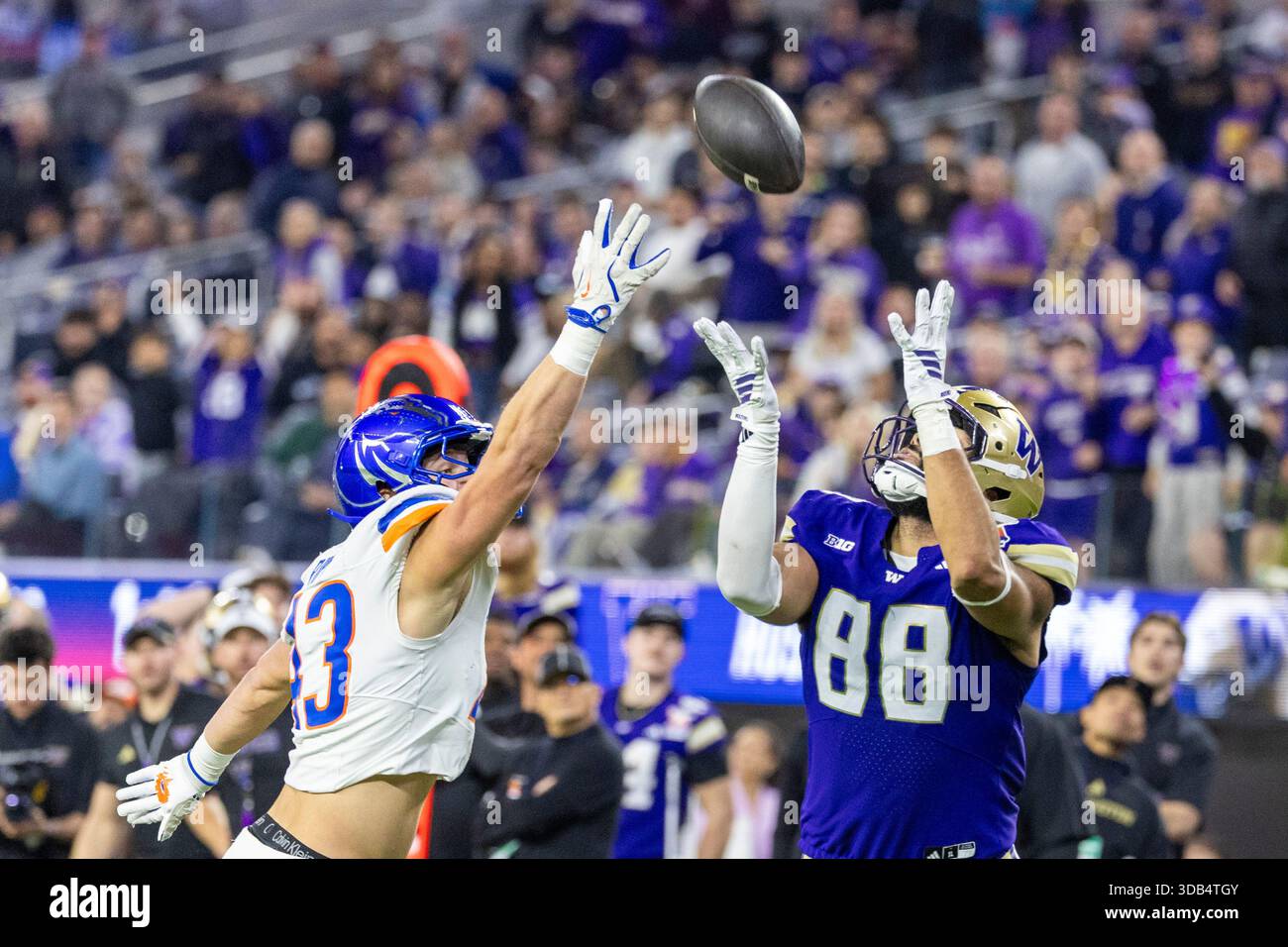 Washington tight end Quentin Moore (88) catches a pass under pressure ...
