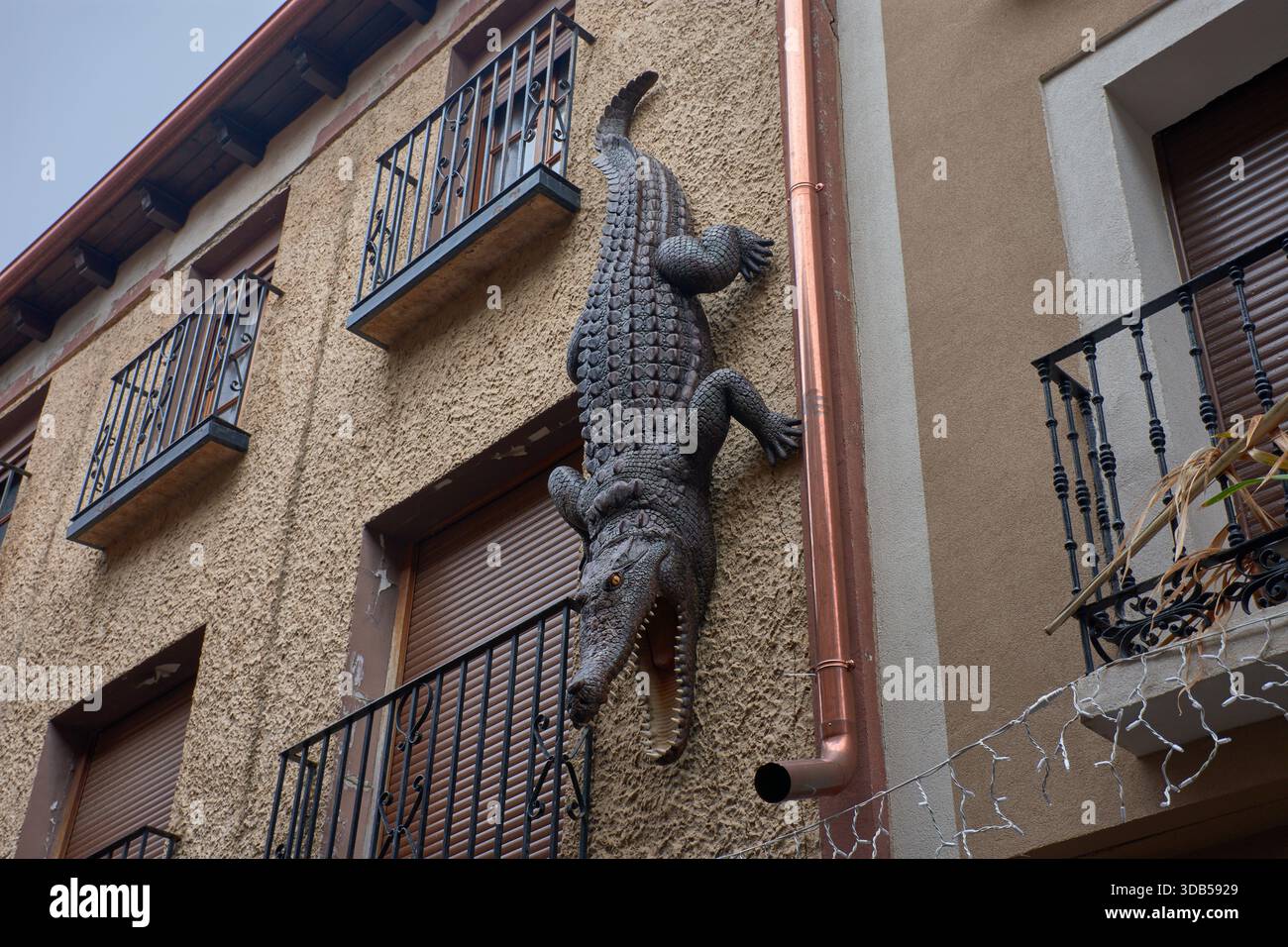 A realistic sculpture of a large crocodile with its jaws wide open and ...