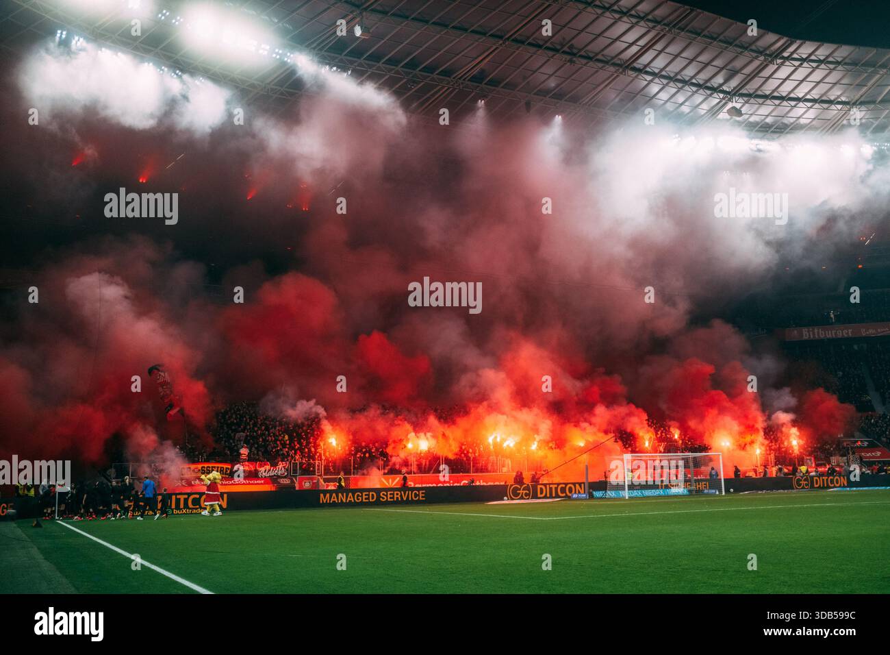 Leverkusen, Bayarena, 13.12.2025: Leverkusen fans burn some bengalos ...