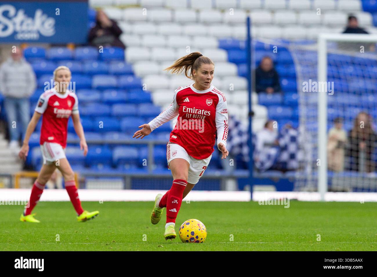 Emily Fox (2 Arsenal) moves forward with the ball. Everton Women v ...