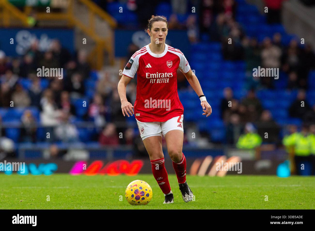 Emily Fox (2 Arsenal) dribbles the ball forward. Everton Women v ...