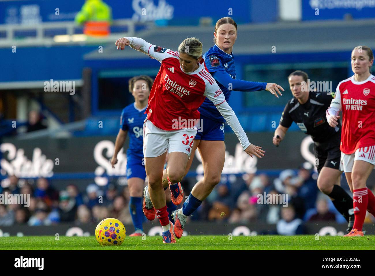Ruby Mace (30 Everton) challenges with Kyra Cooney Cross (32 Arsenal ...