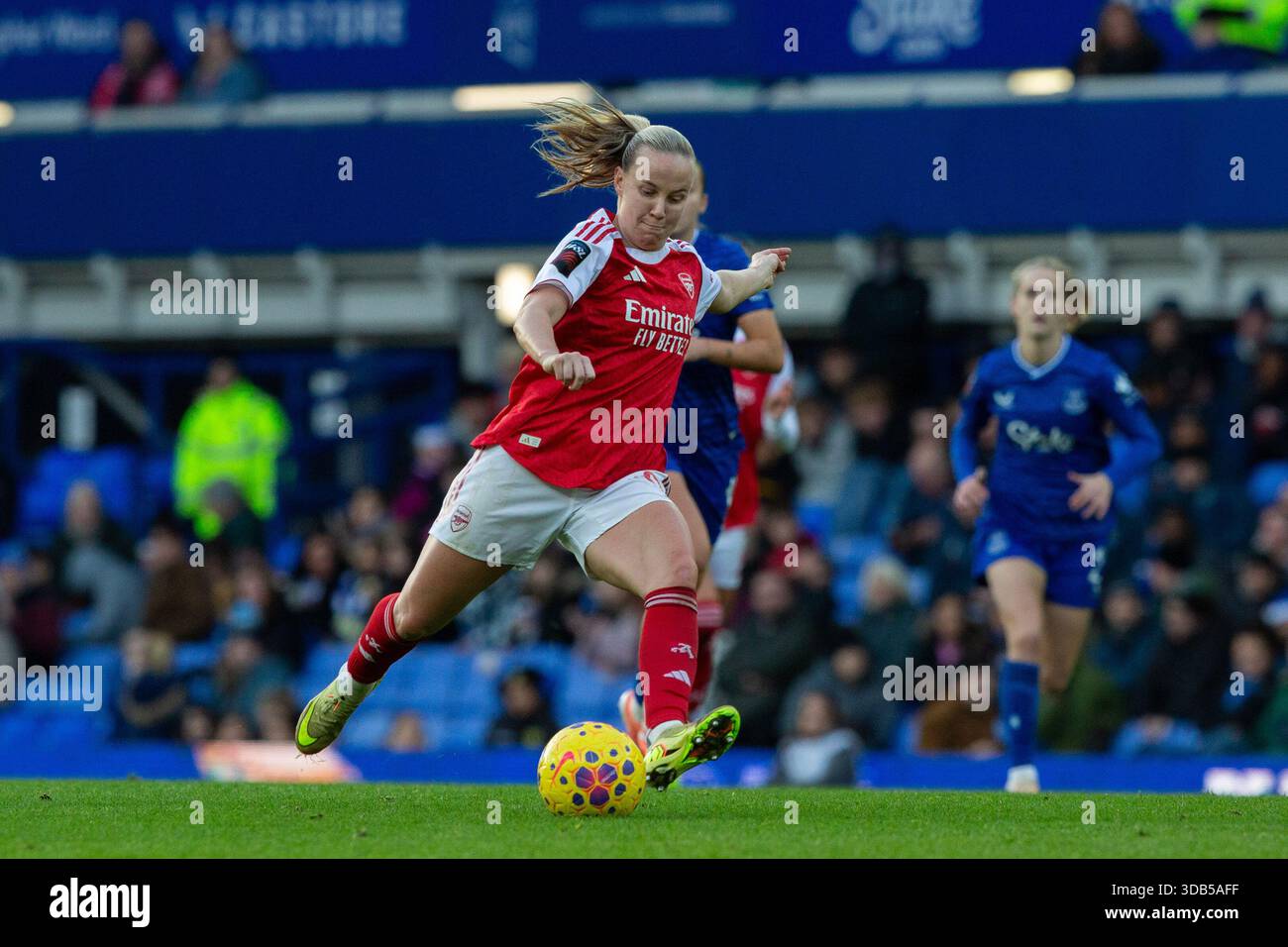 Beth Mead (9 Arsenal) shoots from the edge of the box. Everton Women v ...