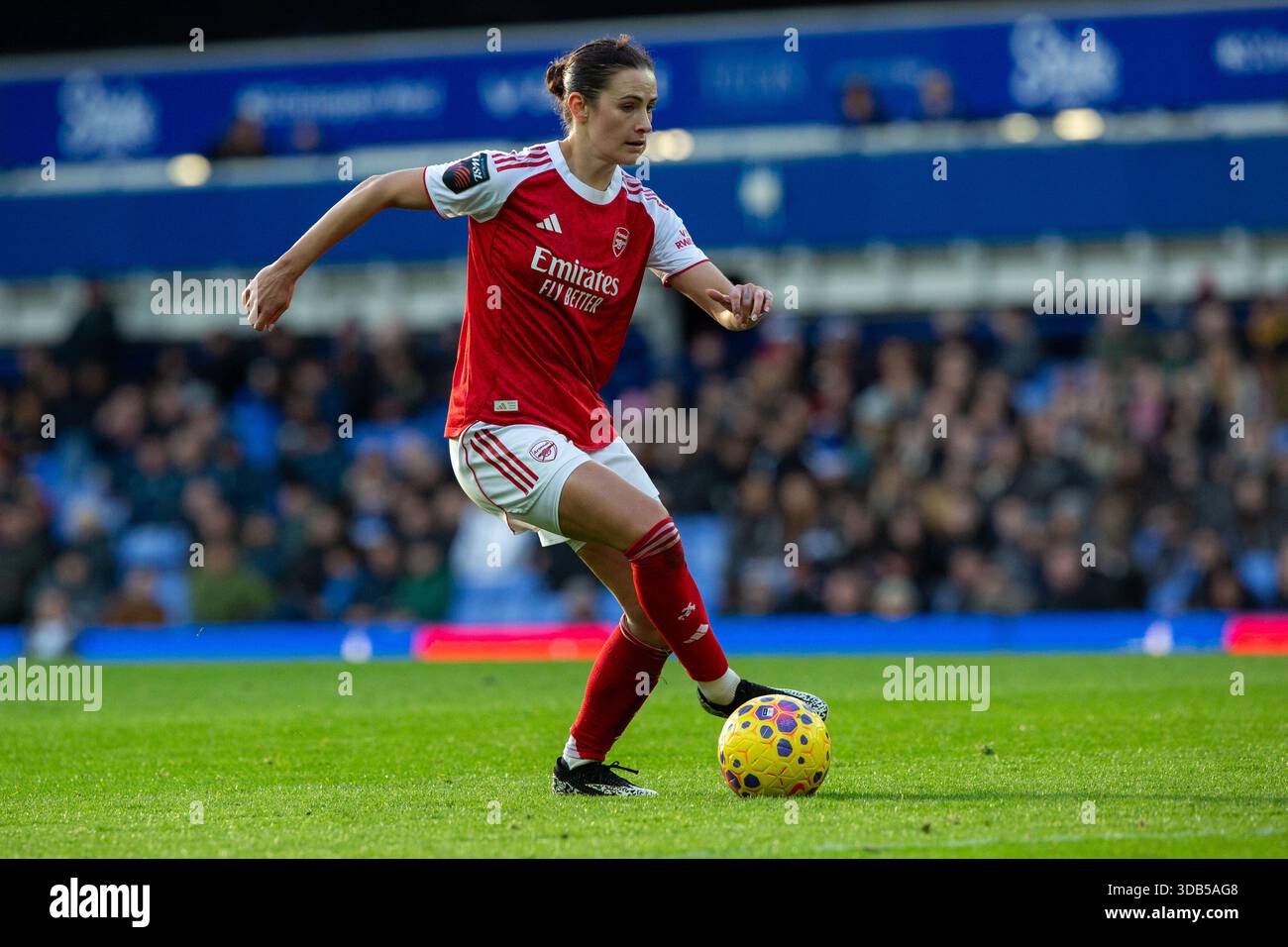Emily Fox (2 Arsenal) dribbles with the ball towards the edge of the ...