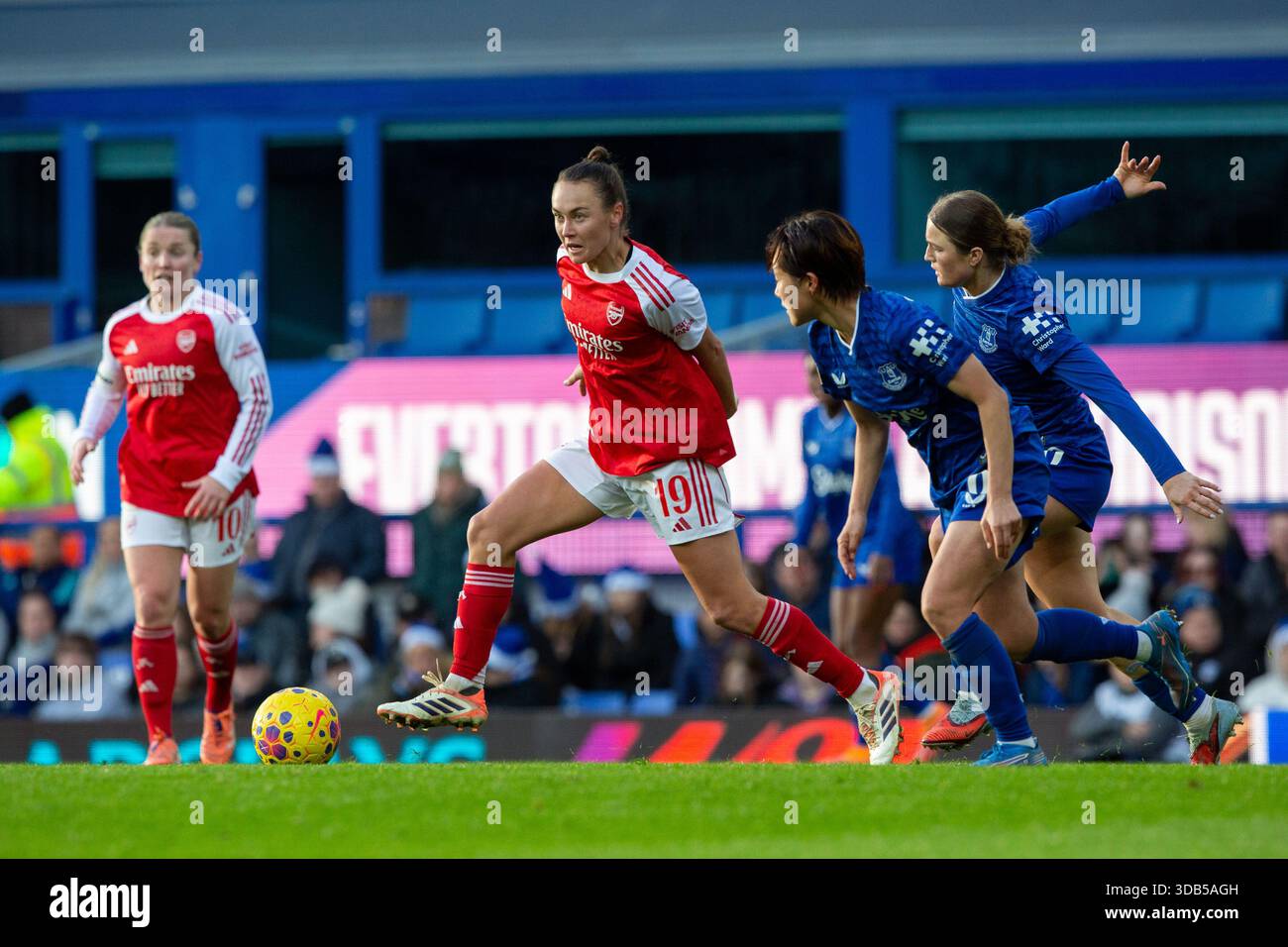 Caitlin Foord (19 Arsenal) breaks clear from Ruby Mace (30 Everton ...