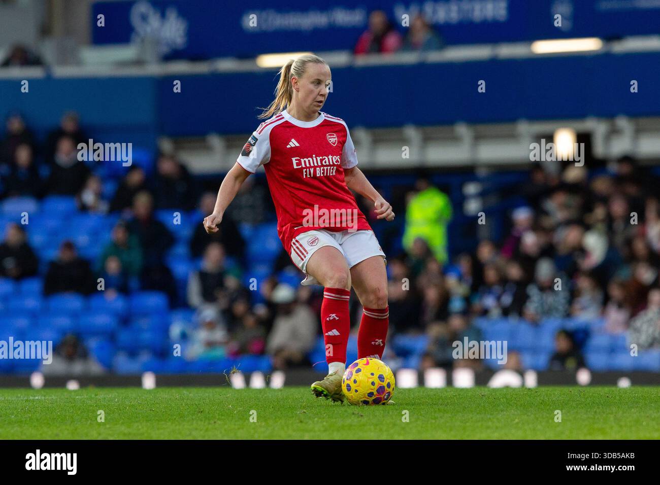 Beth Mead (9 Arsenal) passes the ball forward. Everton Women v Arsenal ...