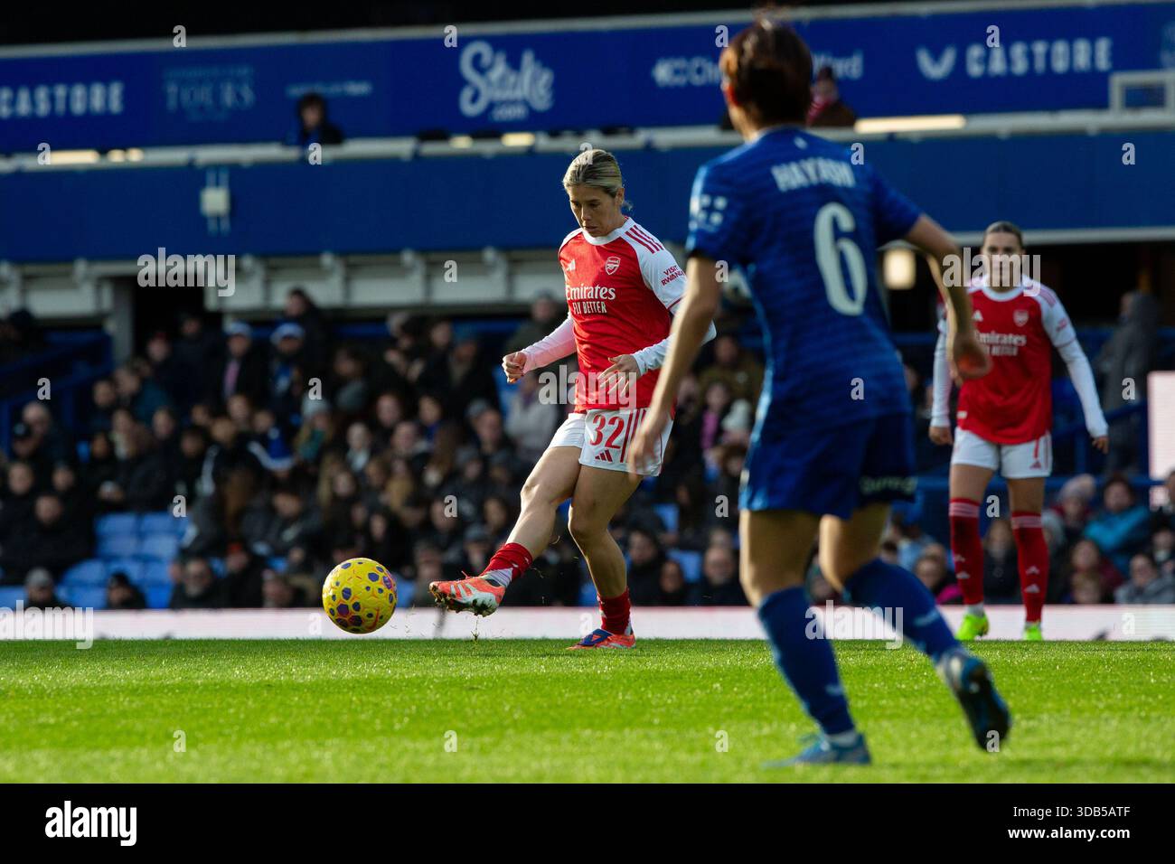 Kyra Cooney Crosss (32 Arsenal) passes the ball out wide. Everton Women ...