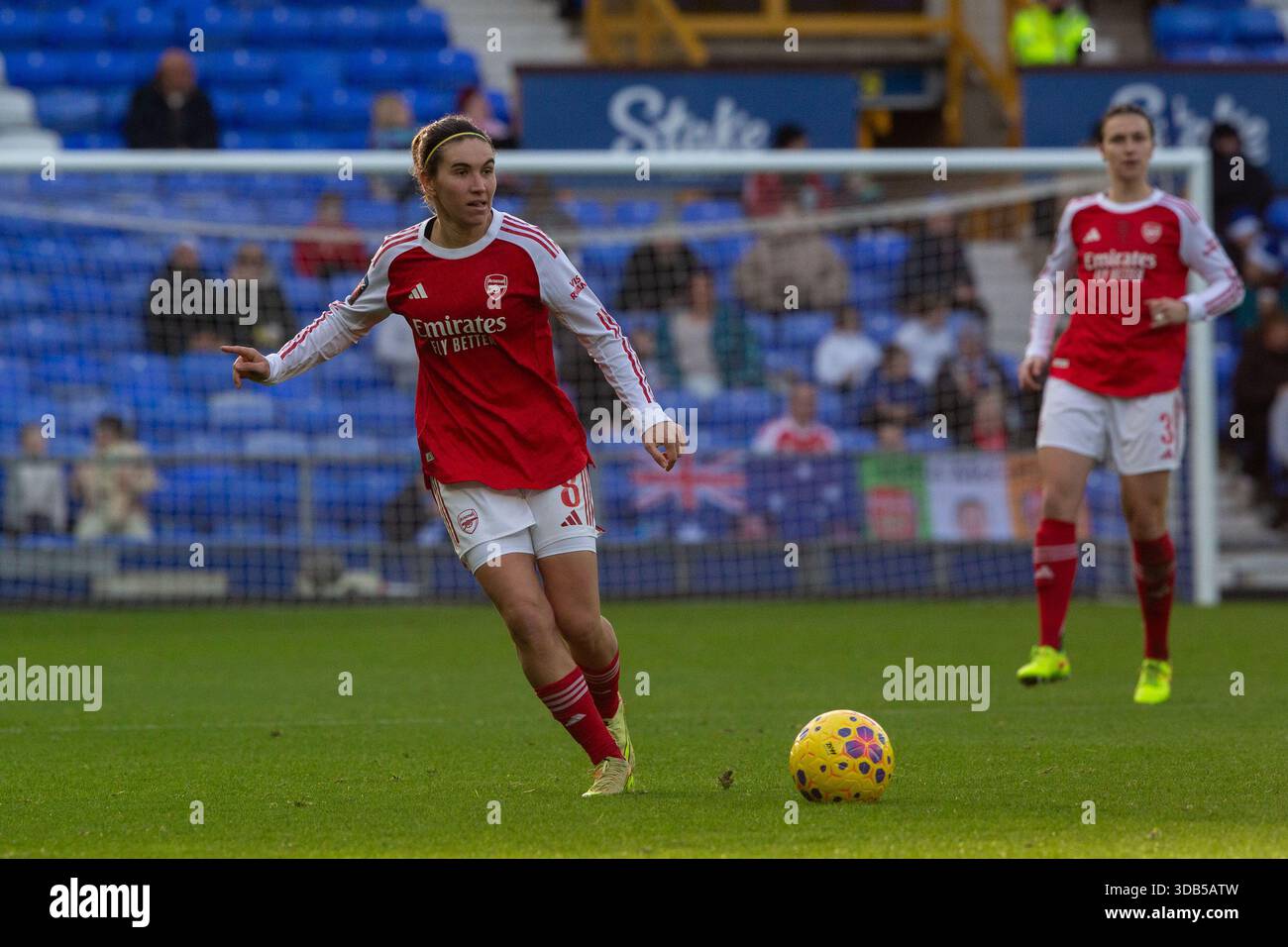 Mariona Caldentey (8 Arsenal) passes the ball forward. Everton Women v ...