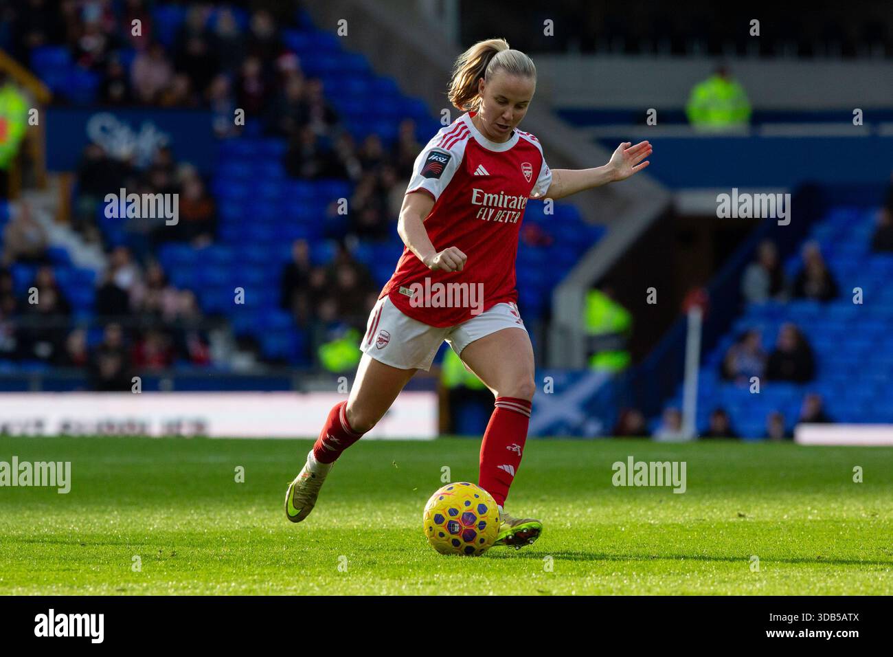 Beth Mead (9 Arsenal) cross the ball into the box. Everton Women v ...