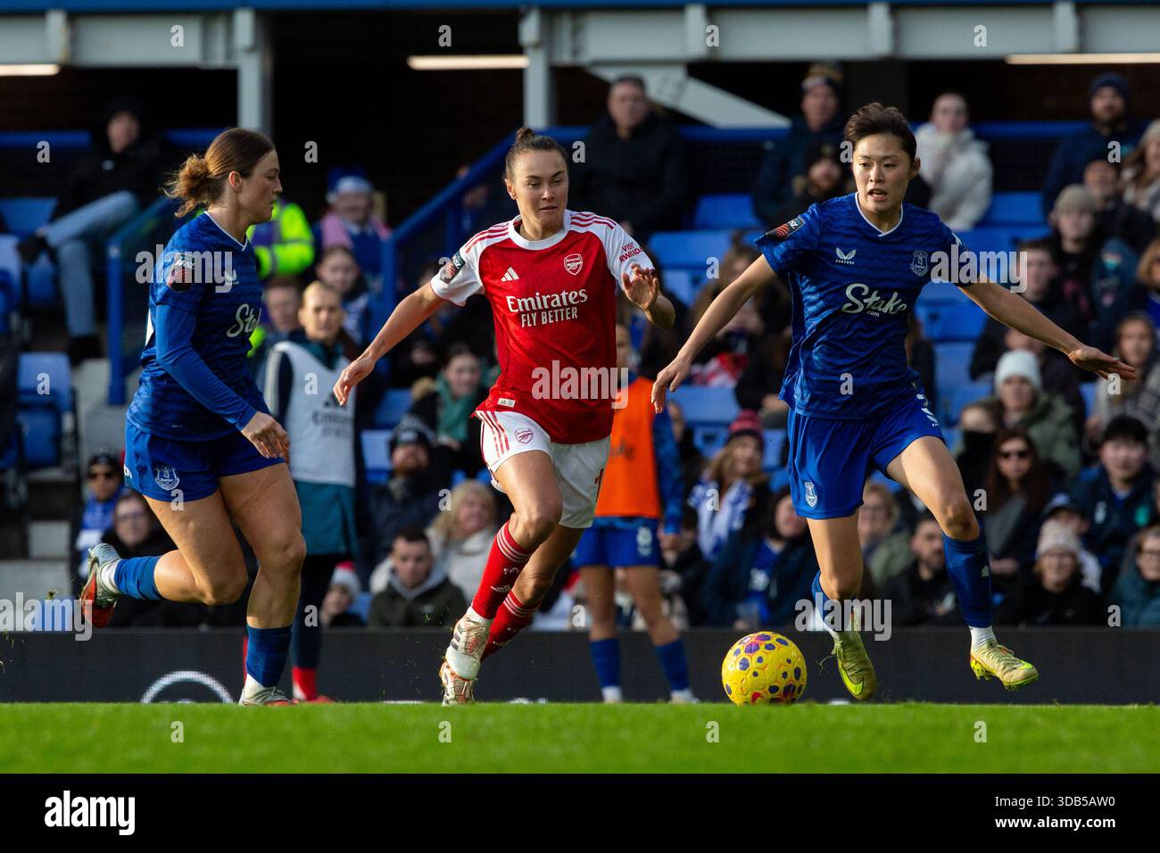 Rion Ishikawa (3 Everton) under pressure from Caitlin Foord (19 Arsenal ...