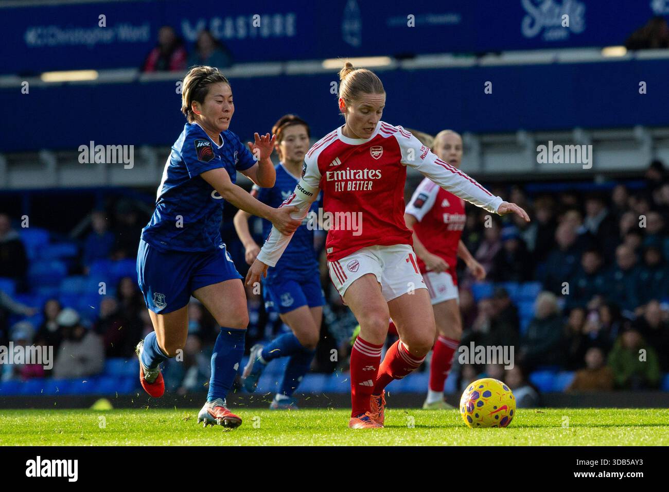 Kim Little (10 Arsenal) protects the ball from Yuka Momiki (29 Everton ...