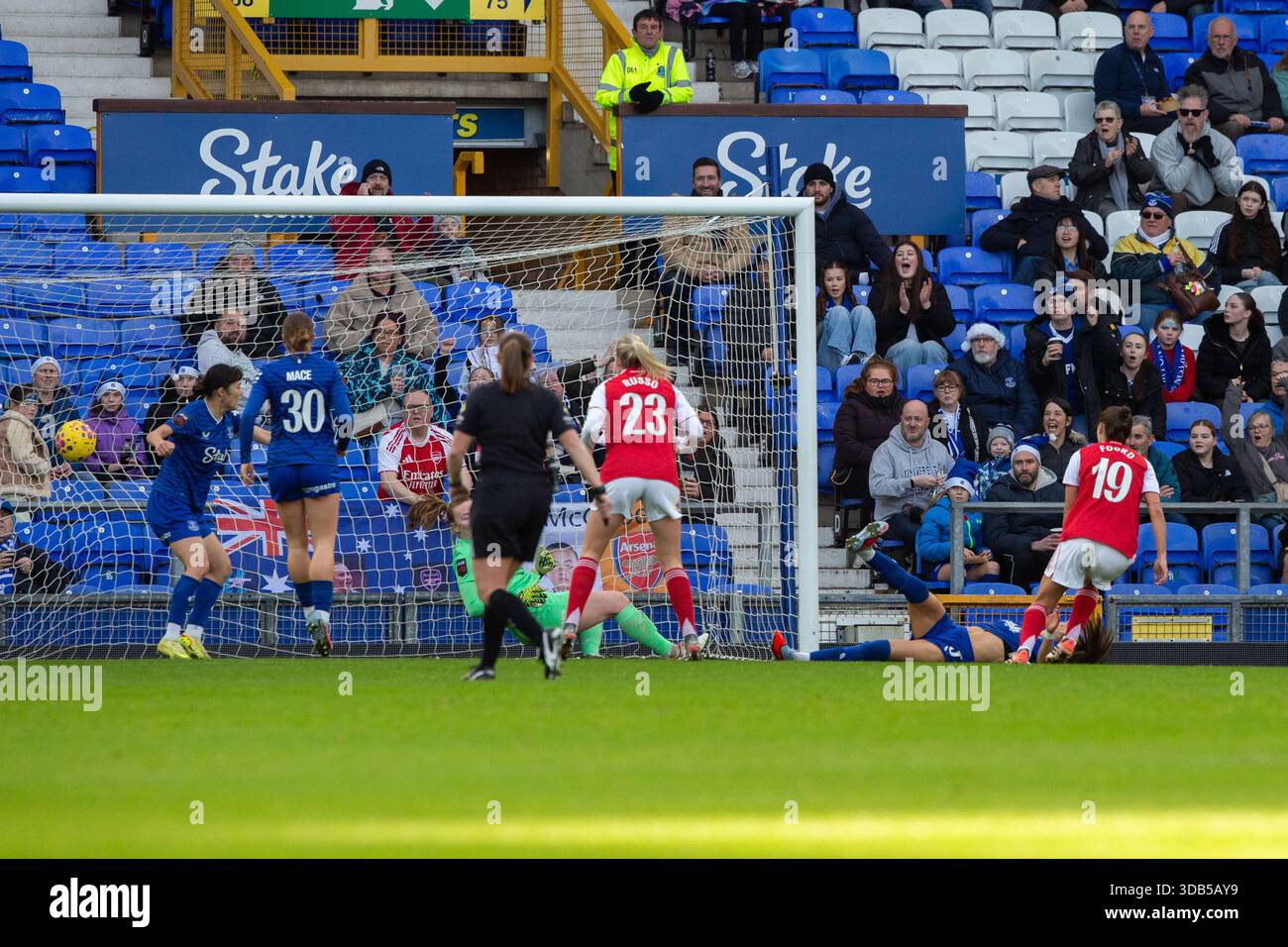 Caitlin Foord (19 Arsenal) scores to make it 2-1. Everton Women v ...