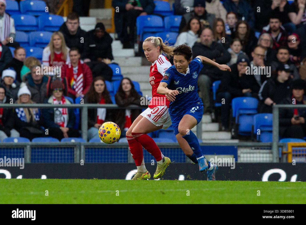 Honoka Hayashi (6 Eveton) breaks away from Beth Mead (9 Arsenal ...