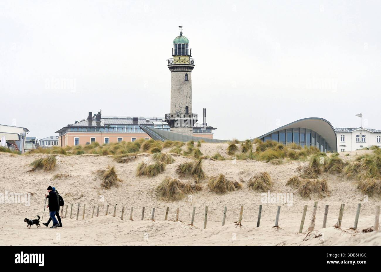 13.12.2025, Warnemünde / Mecklenburg-Vorpommern. Spazieren am Strand ...