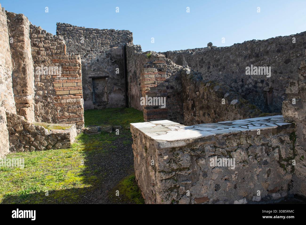 Ancient roman shop hi-res stock photography and images - Alamy