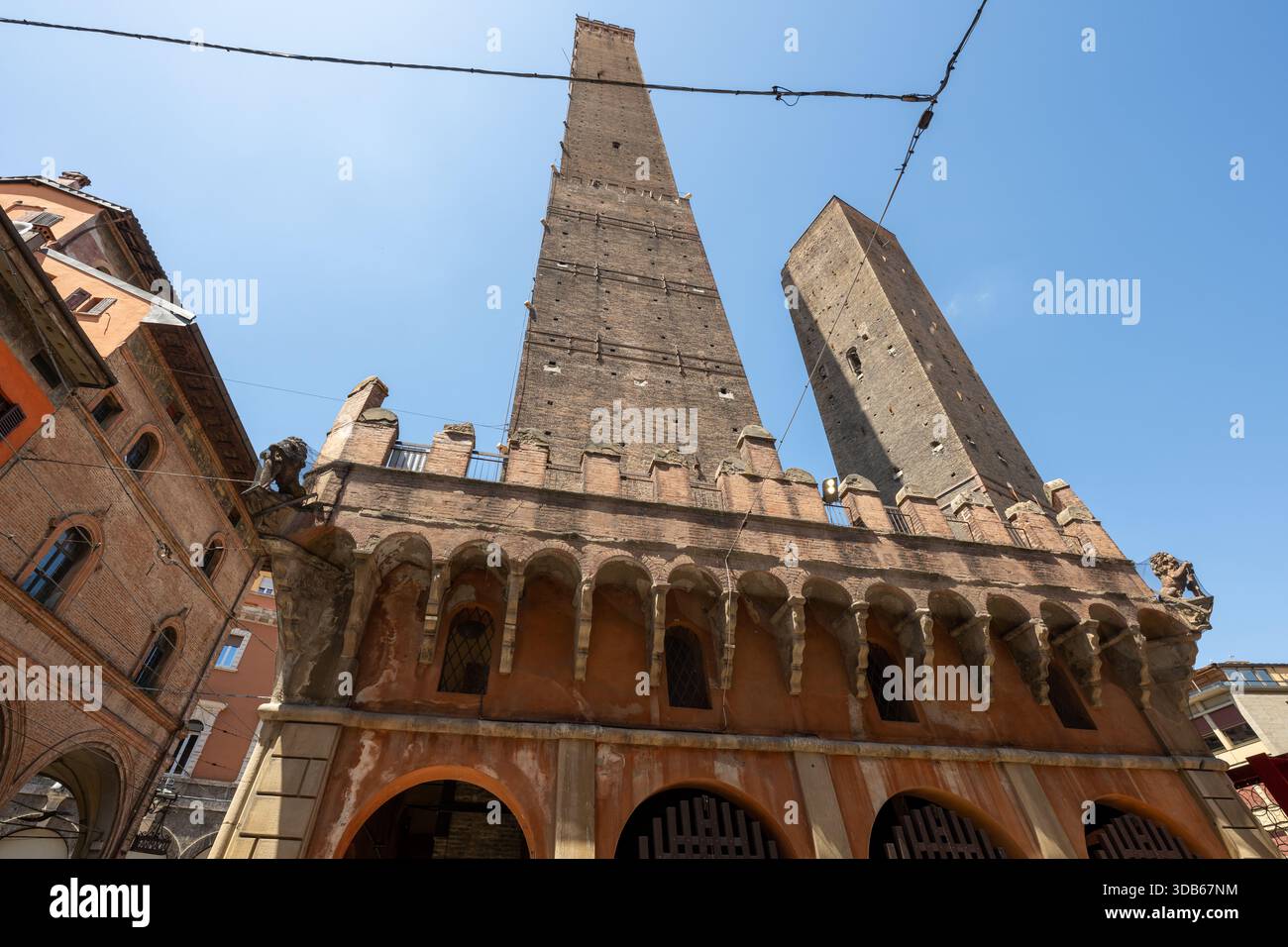 Low-angle view of the medieval Asinelli and leaning Garisenda brick ...