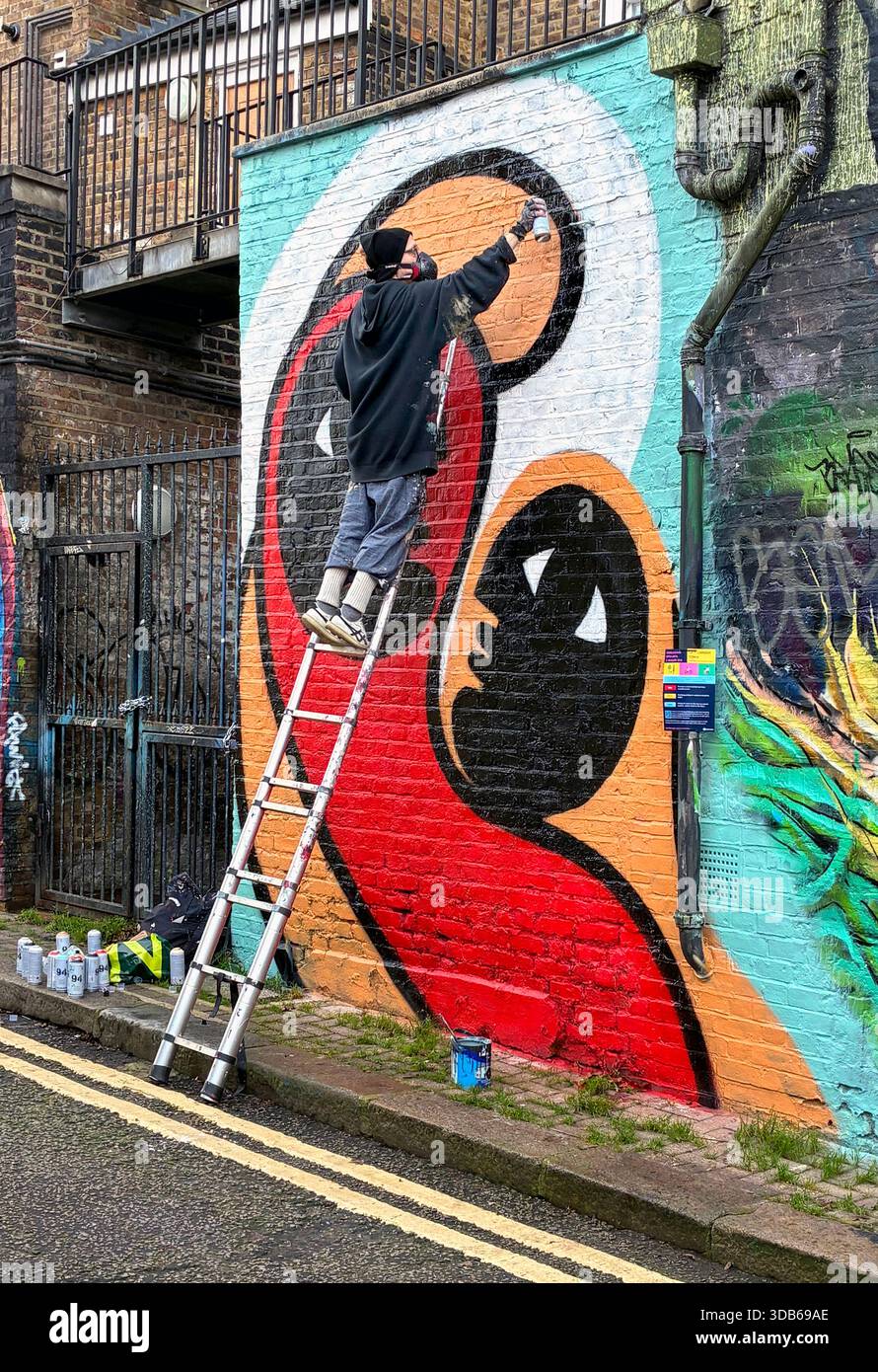 Artist painting street art hi-res stock photography and images - Alamy