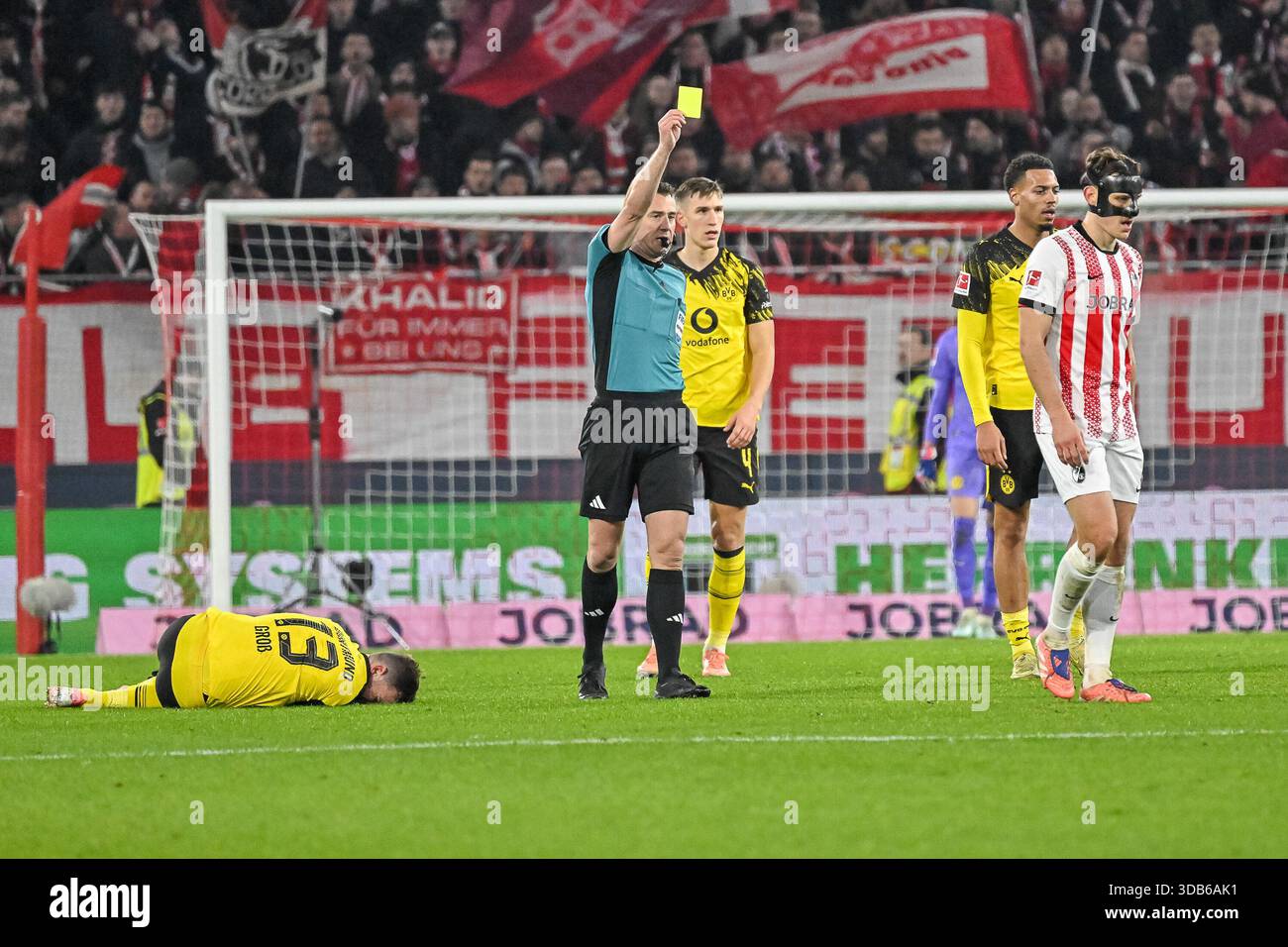 Felix Zwayer (referee) shows the yellow card for Maximilian Eggestein ...