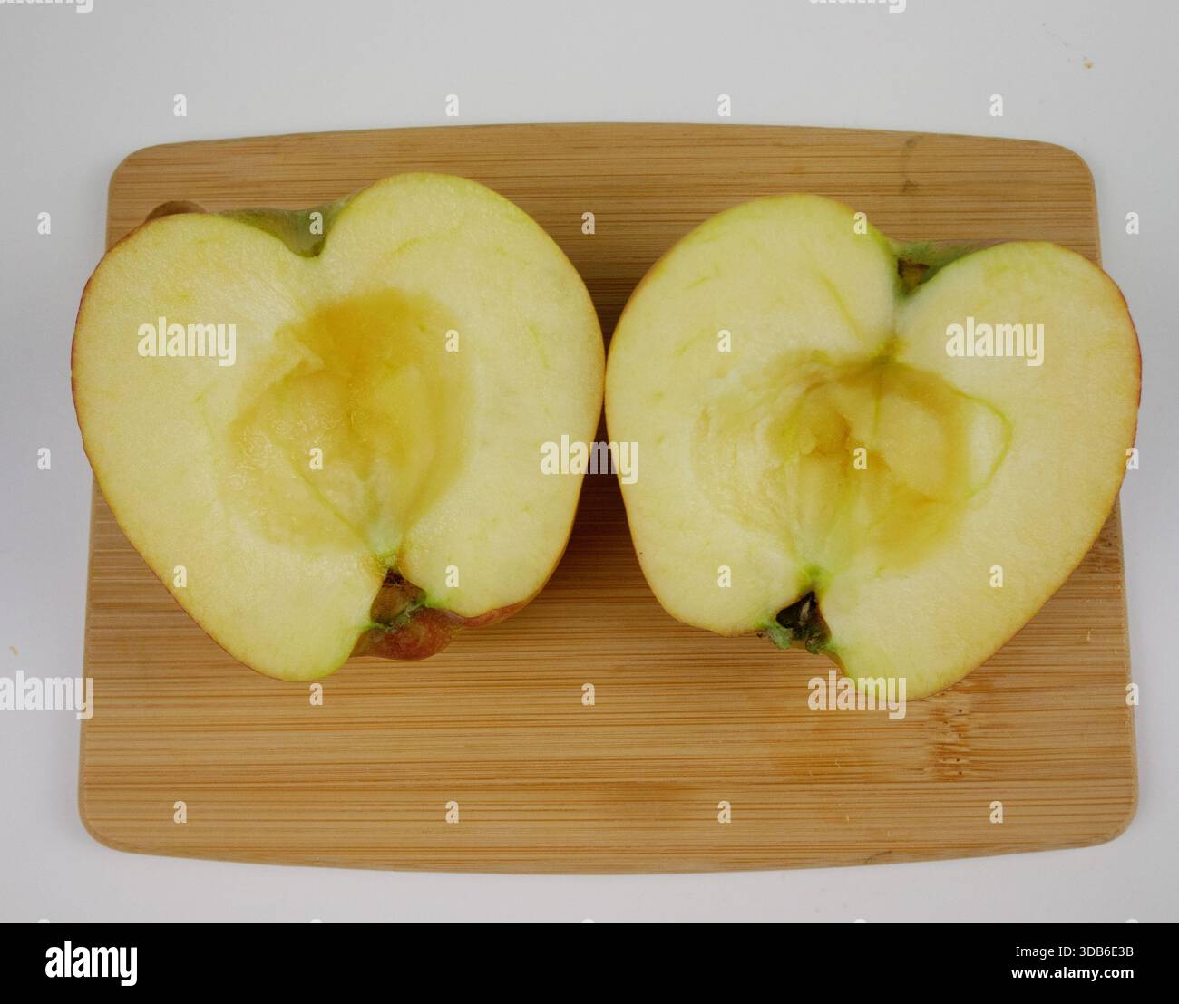 Apple halves on cutting hi-res stock photography and images - Alamy
