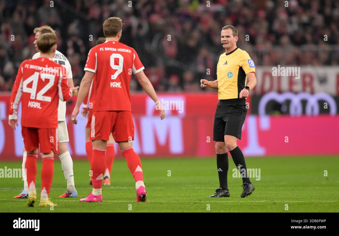 from left Lennart Karl, Harry Kane (Bayern), referee Robin Braun Munich ...