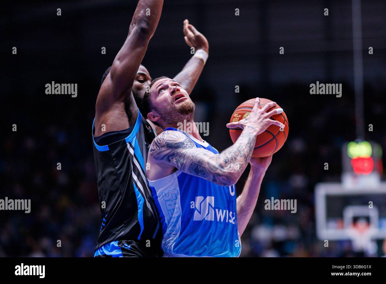 Logan Johnson (Frankfurt Skyliners, 0) with a layup against Naz ...