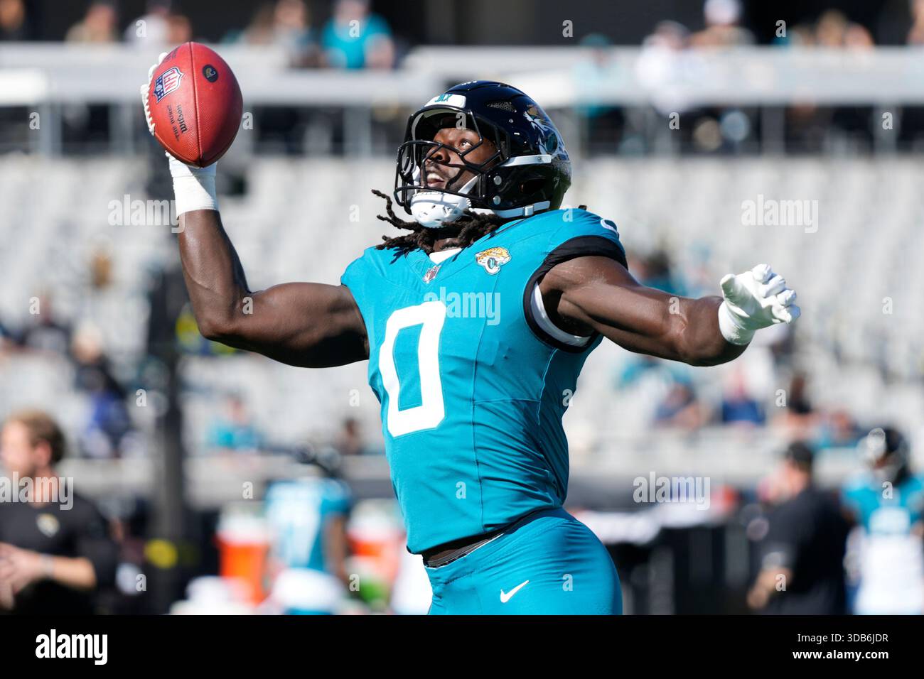 Jacksonville Jaguars linebacker Devin Lloyd (0) warms up before an NFL ...