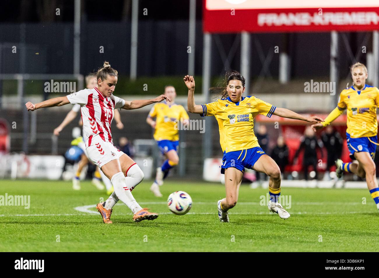 Tackle Vanessa Leimenstoll (1. FC Cologne, 29), Suya Häring (FC Carl ...
