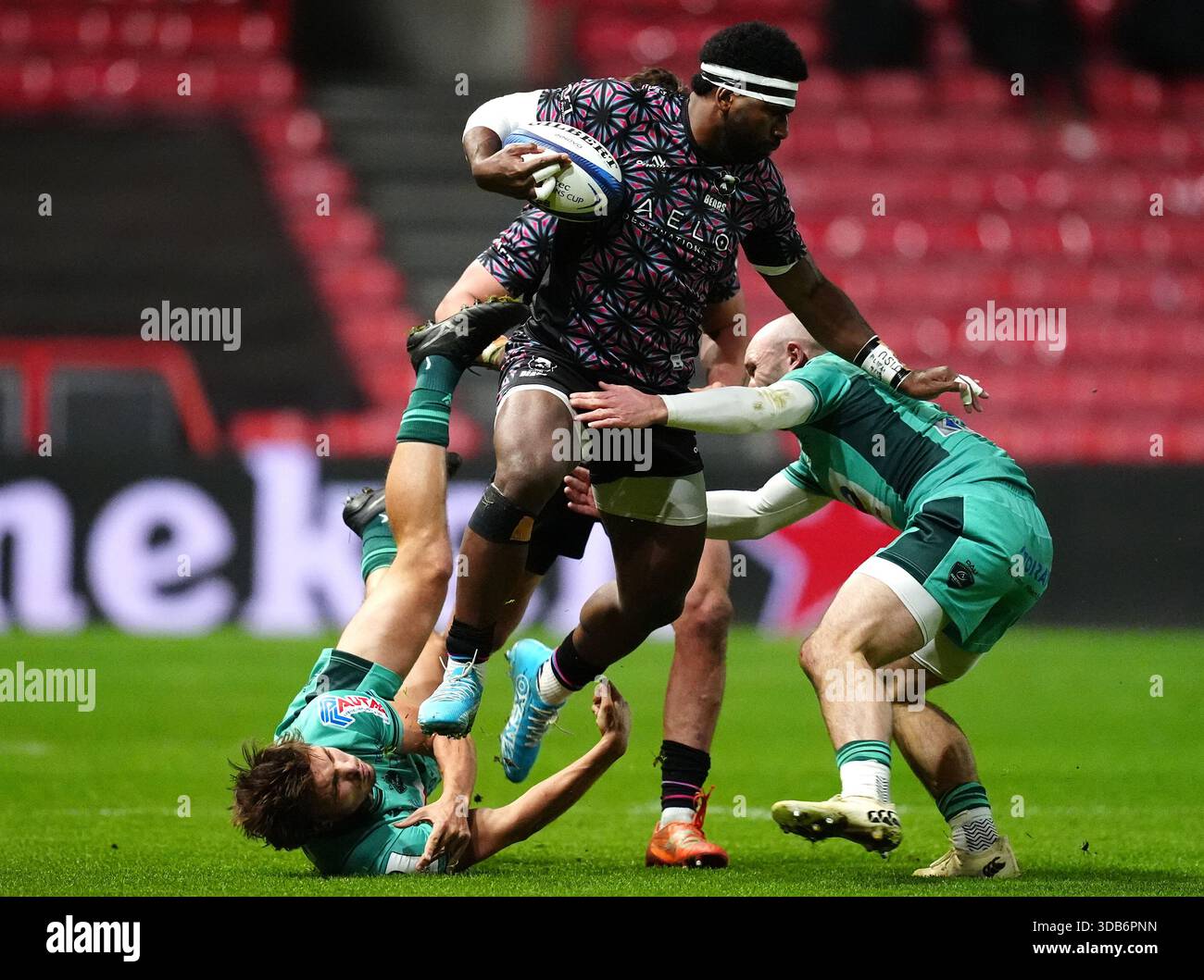 Bristol Bears' Kalaveti Ravouvou (centre) is tackled by Section Paloise ...