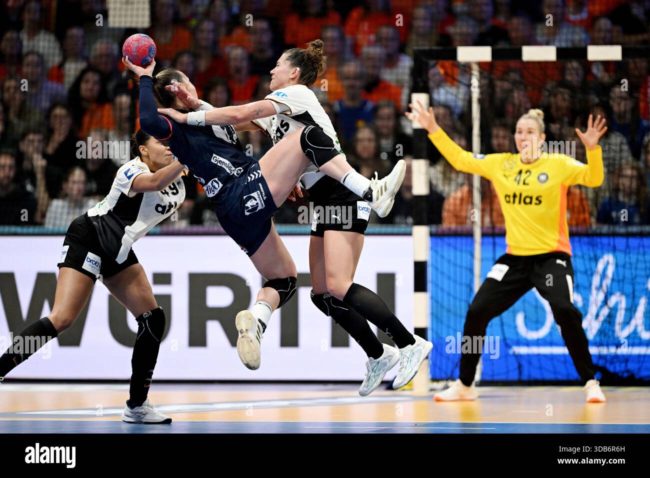 14 December 2025, Netherlands, Rotterdam: Handball, Women: World ...