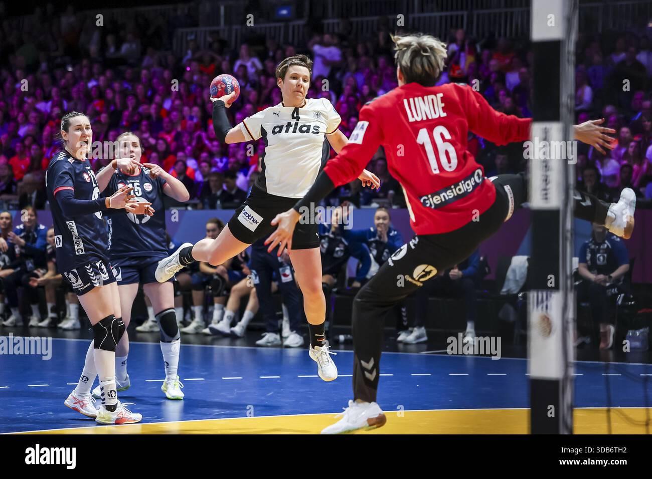 ROTTERDAM - Alina Grijseels (GER) and goalkeeper Katrine Lunde (NOR) in ...