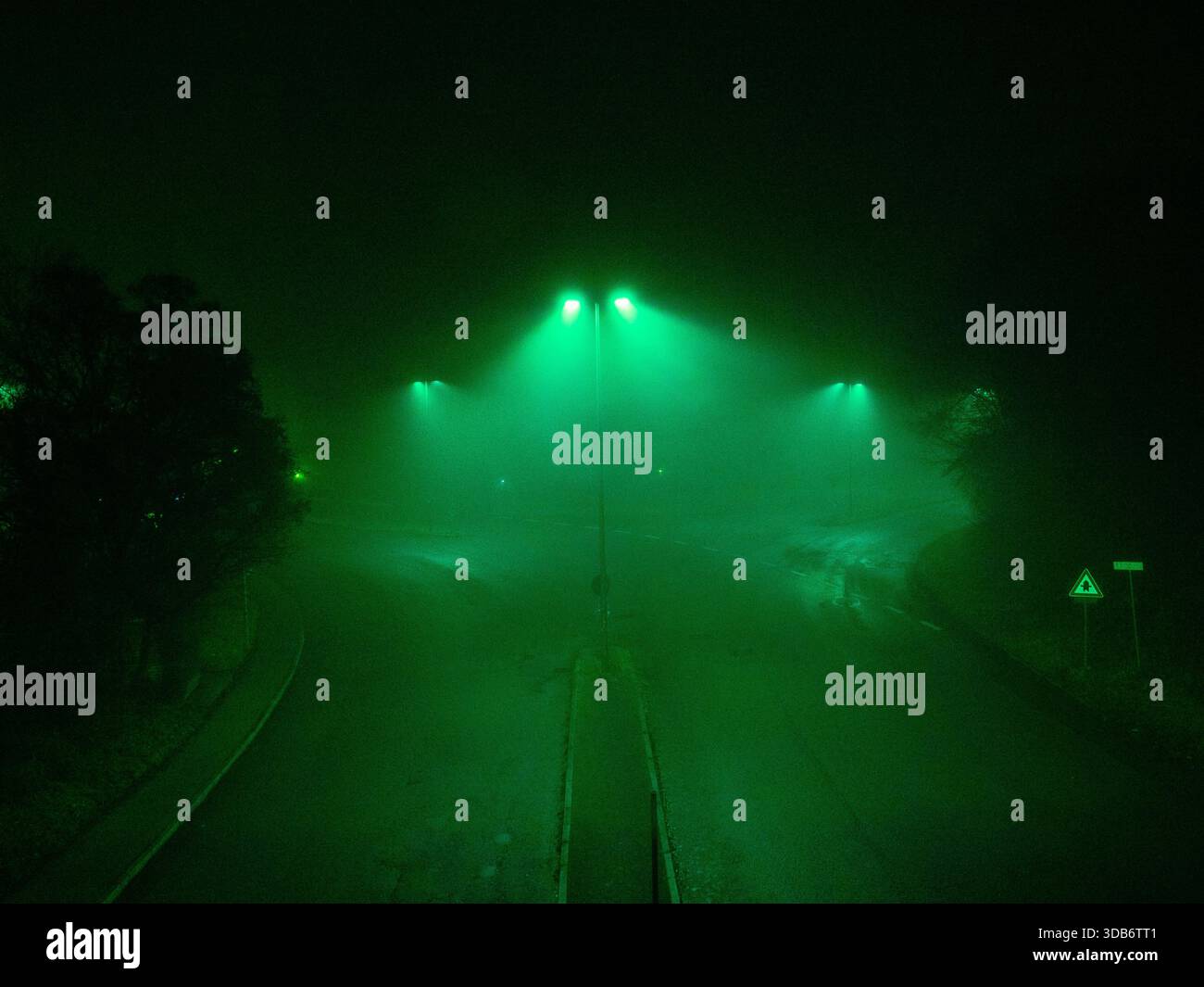 Nighttime urban street scene hi-res stock photography and images - Alamy