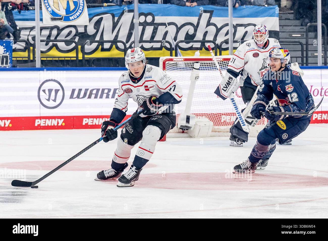 Owen Headrick (Nuernberg Ice Tigers, #47) in front of Brady Ferguson ...