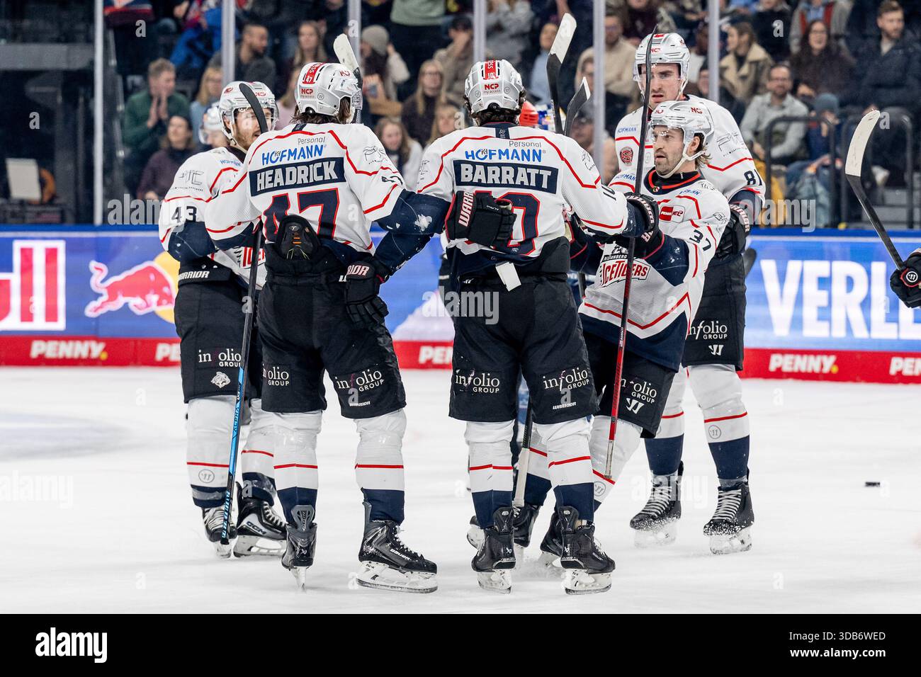 The Nuremberg players celebrate with Evan Barratt (Nuremberg Ice Tigers ...