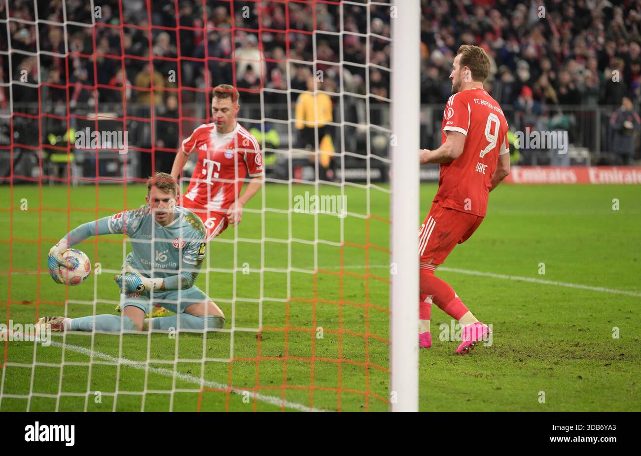 2:2 Goal, celebration, from the left goalkeeper Daniel Batz (Mainz ...