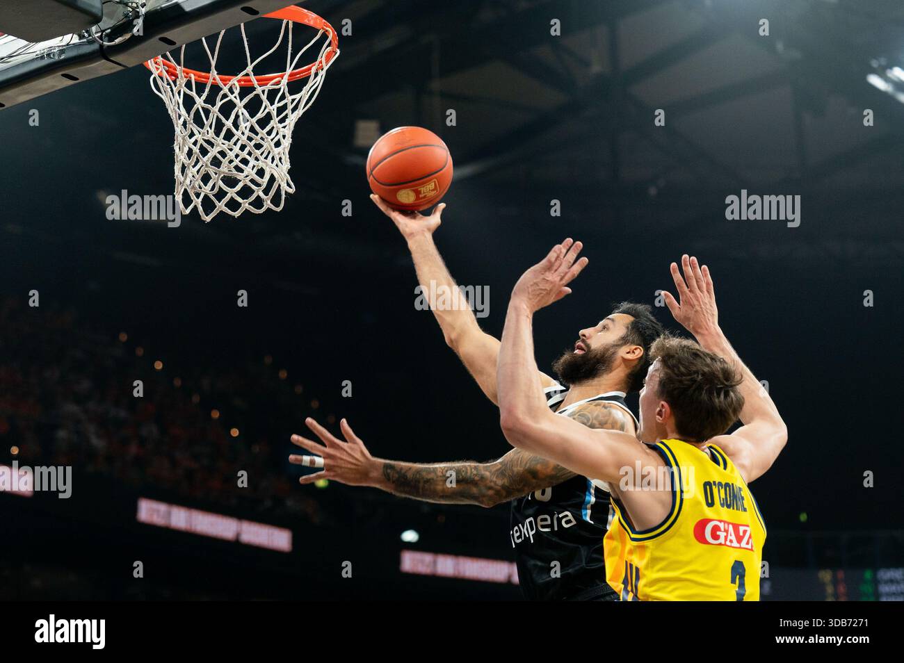 Martin Breunig (Veolia Towers Hamburg, #13) with a layup against Alex ...